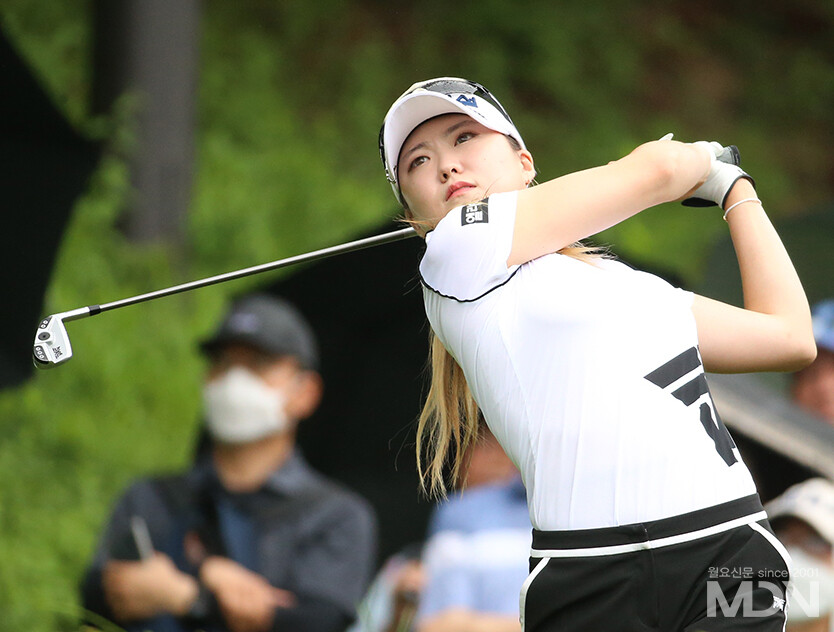 [KLPGA] 배소현, 시즌 마지막 대회 'SK쉴더스-SK텔레콤 챔피언 2022' 첫날 단독 선두