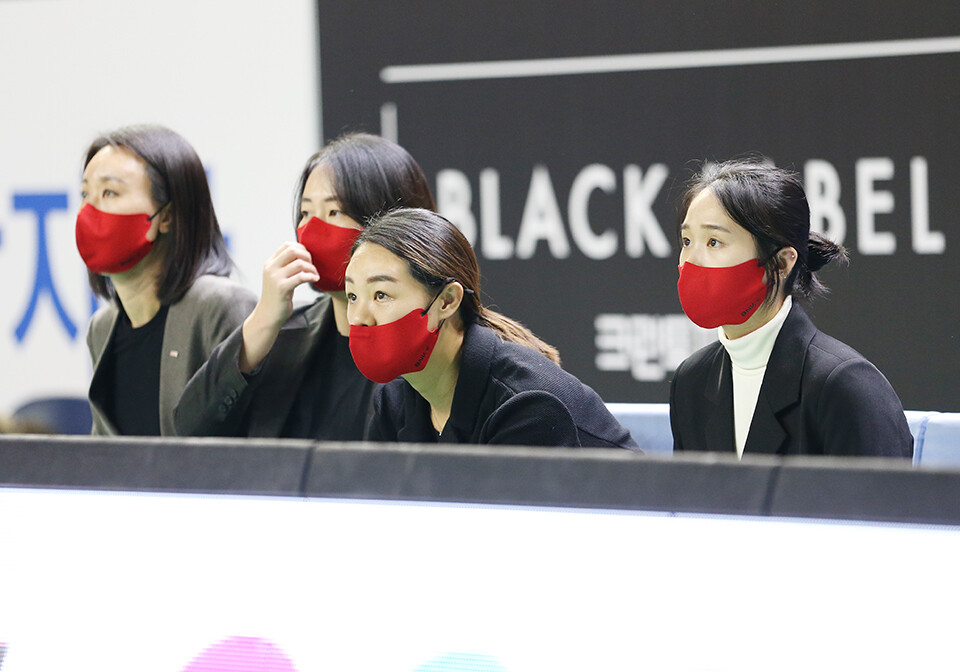 [WKBL] BNK 썸, '애타는 미녀 코칭 스텝'